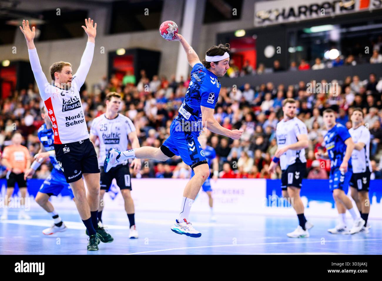 05 November 2025, Baden-Württemberg, Stuttgart: Handball: DHB Cup, men ...