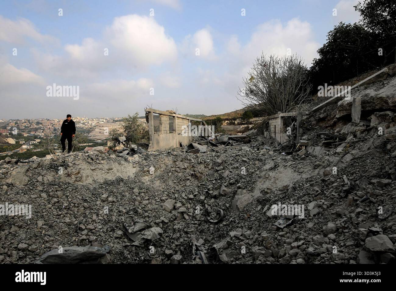 06 November 2025, Lebanon, Teir Debba: A view of the destruction in the ...