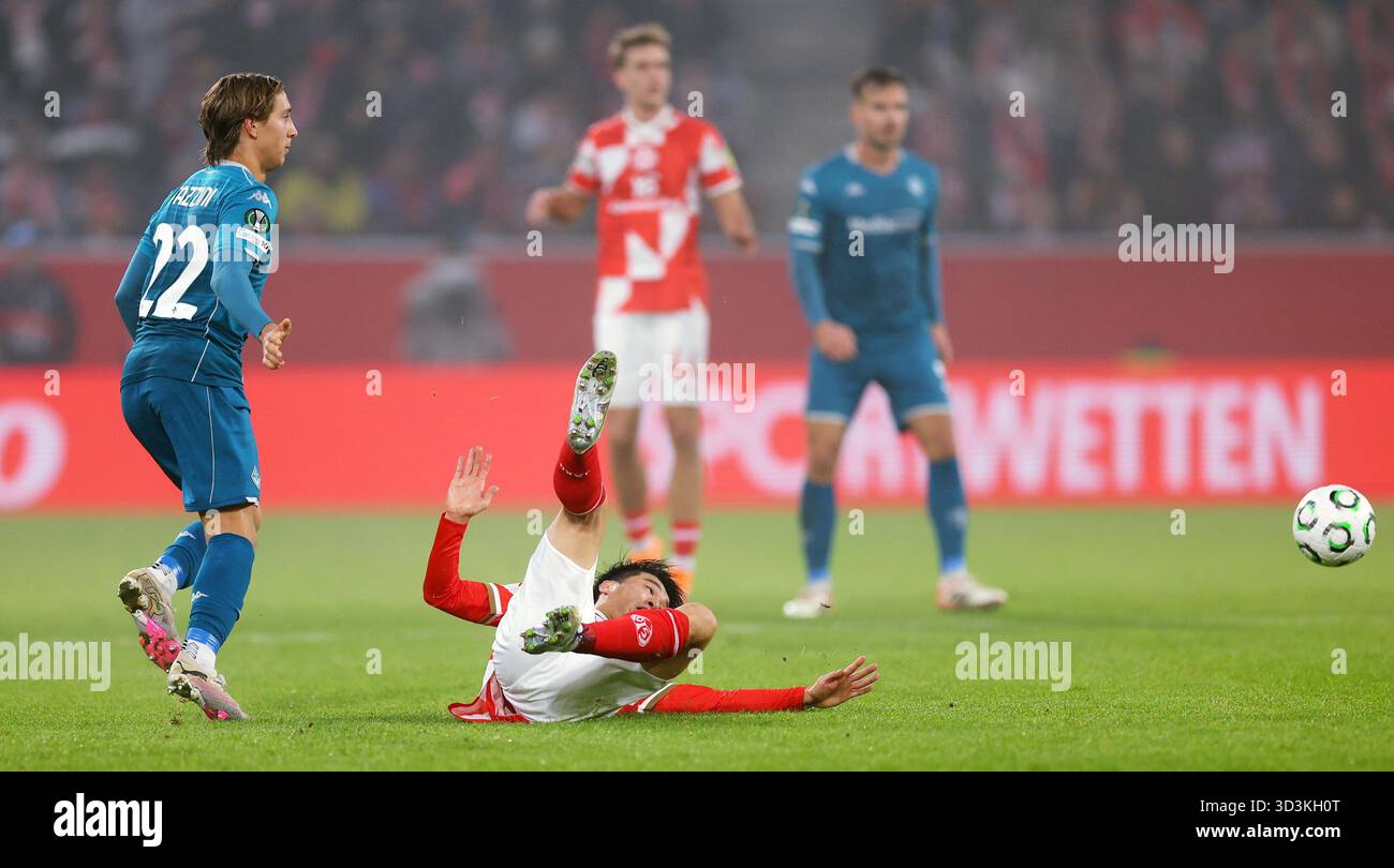 from left: Jacopo Fazzini, Sota Kawasaki (Mainz) Mainz, November 6 ...