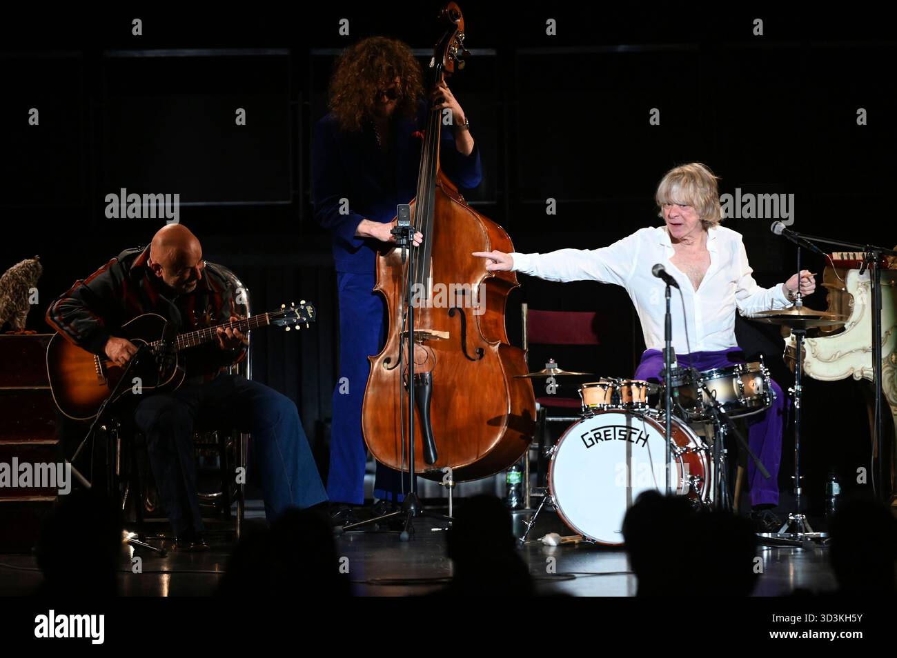 Sandro Giampietro, Leo Richartz and Helge Schneider live at a concert ...