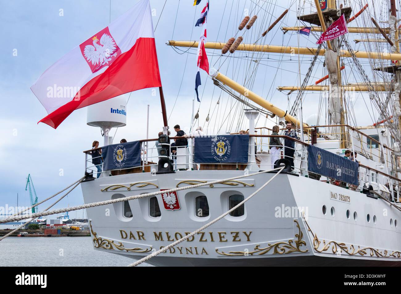 Dar Młodzieży is a Polish sail training ship designed by Zygmunt Choreń ...