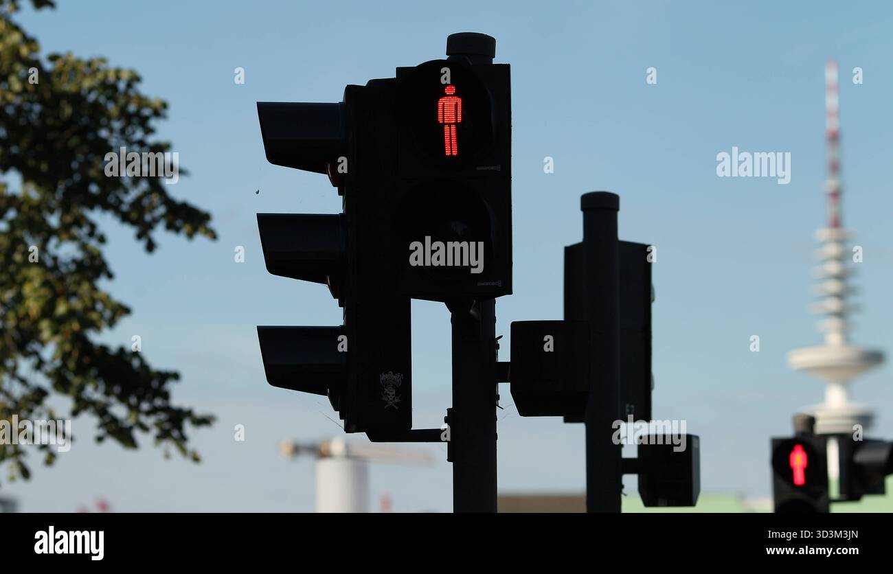 Ampel mit rotem Ampelmännchen an einer Straße an der Alster. Im ...