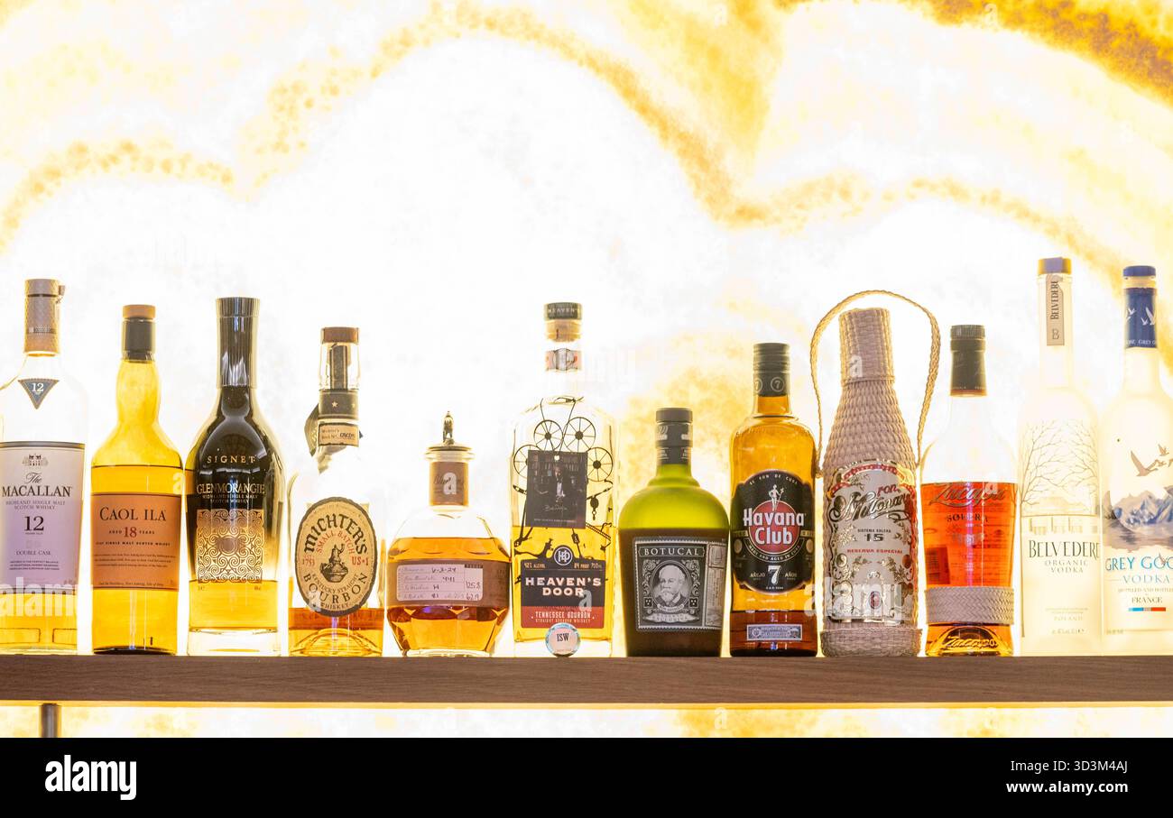 Rum , Whisky , Vodka , Wodka Spirituosen Schnaps Alkohol stehen in ...