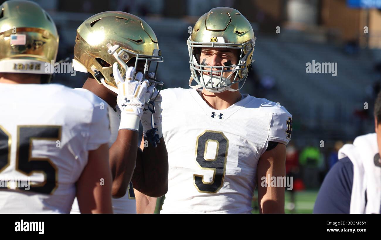 Notre Dame tight end Eli Raridon (9) on the field before an NCAA ...