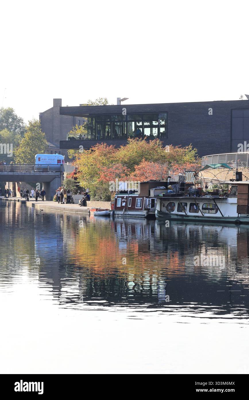 View from York Way of the Lighterman restaurant on Regents Canal with ...