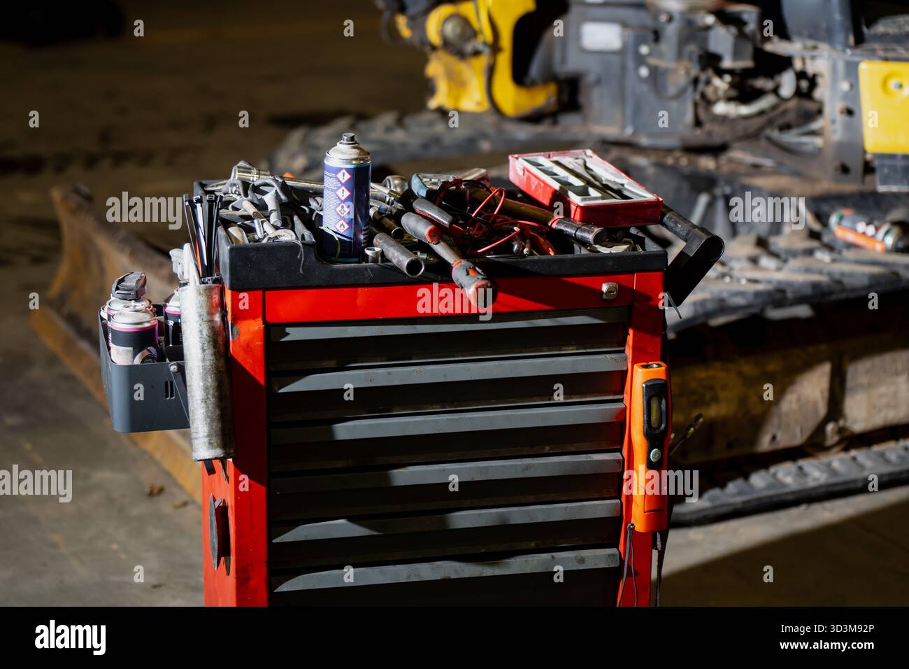 Red mechanic tool cabinet hi-res stock photography and images - Alamy