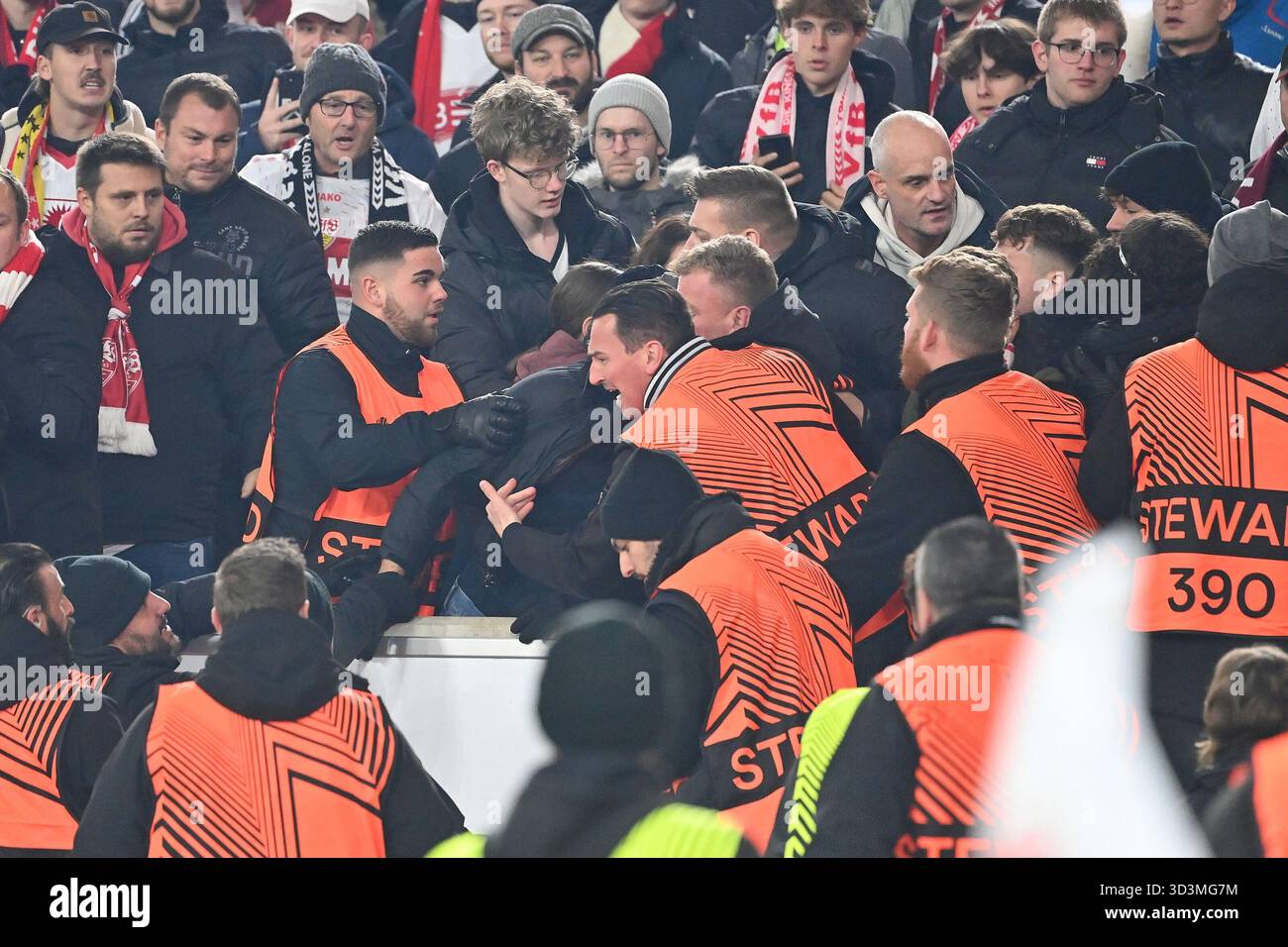Fan violence, stewards intervene, Rotterdam fans in the Stuttgart fan ...