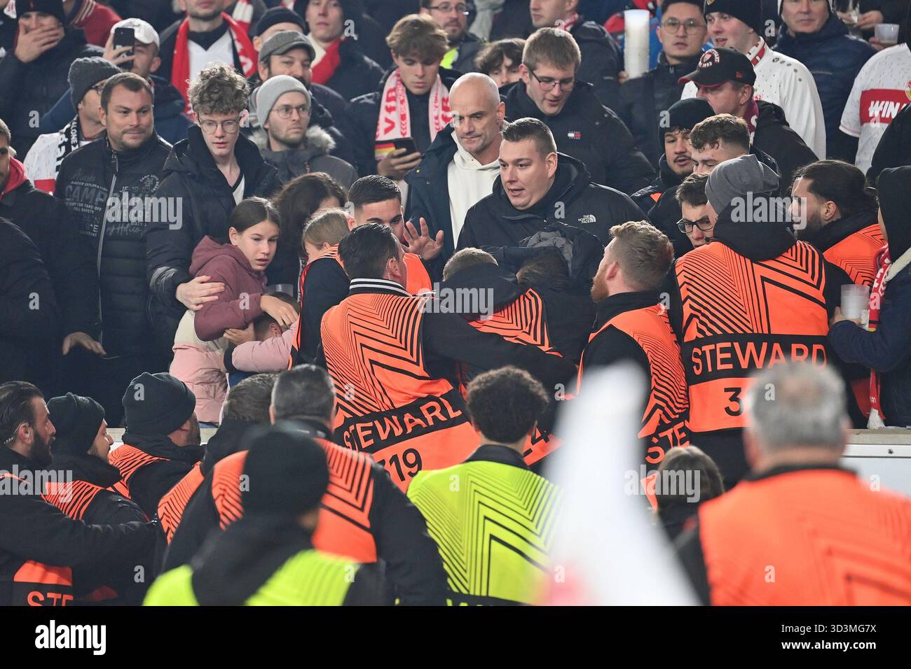 Fan violence, stewards intervene, Rotterdam fans in the Stuttgart fan ...