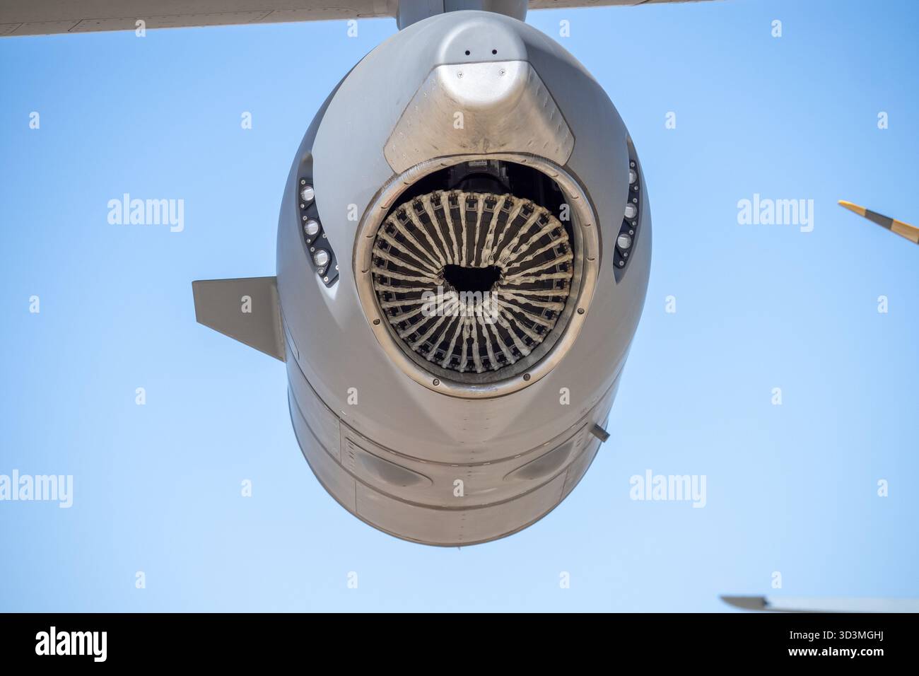 Engine nacelle rear with circular exhaust and radial protection system ...