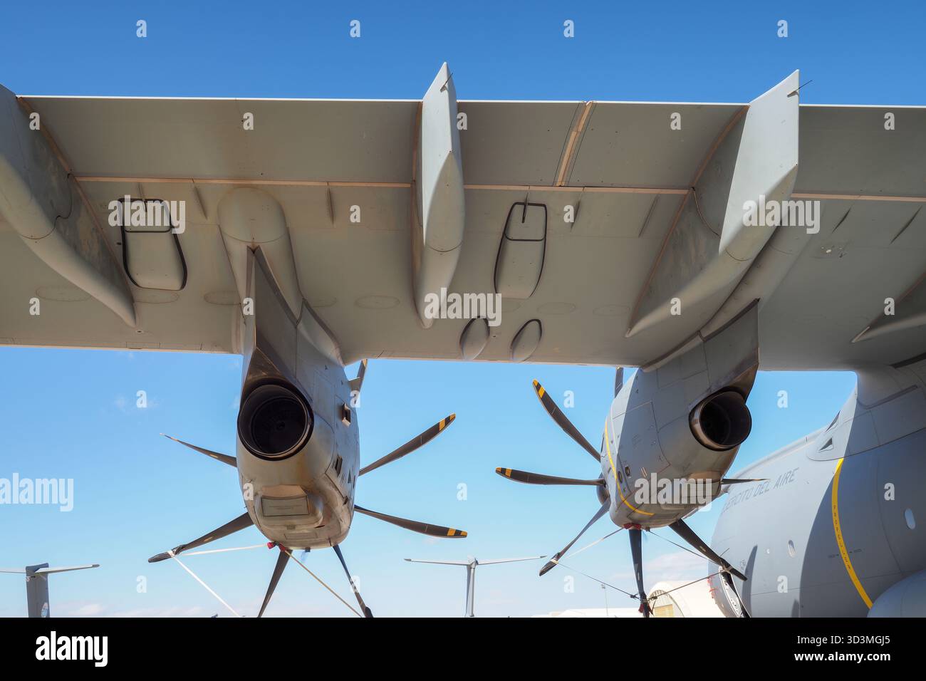 Under wing engines hi-res stock photography and images - Alamy