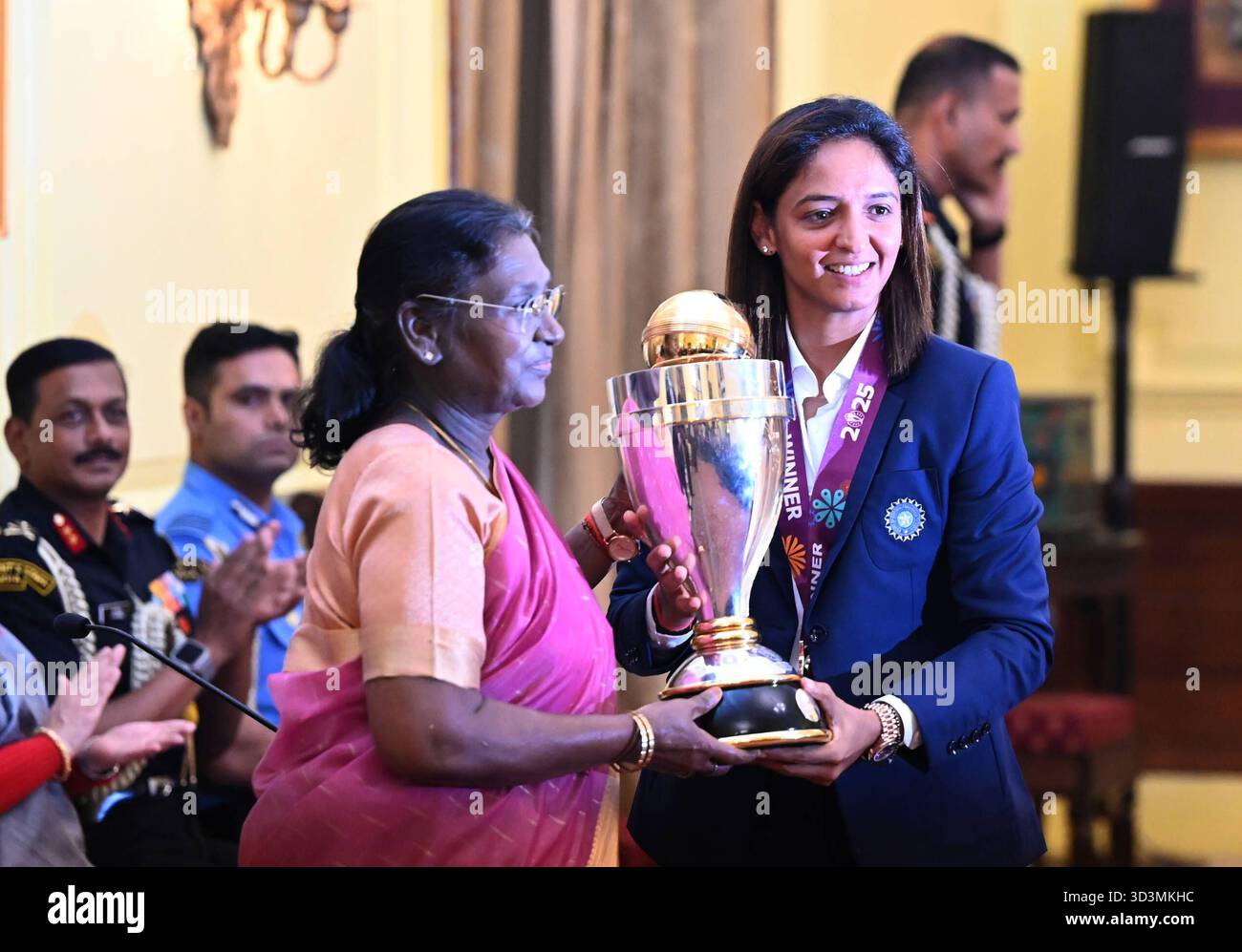 Women’s cricket world cup trophy hi-res stock photography and images ...