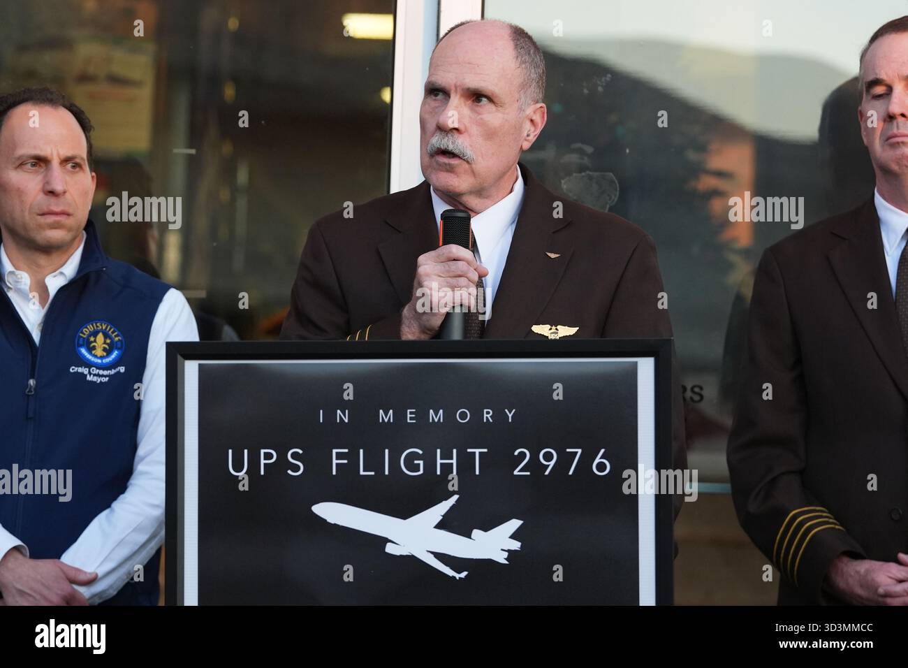 Independent Pilots Association President Bob Travis, center, speaks ...