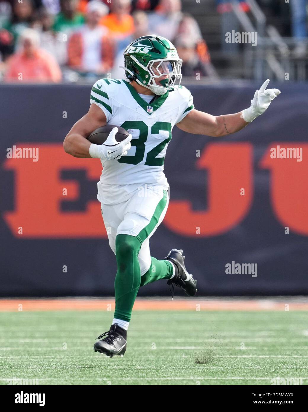 New York Jets running back Isaiah Davis (32) runs during an NFL ...