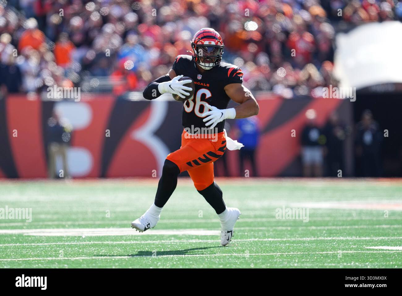 Cincinnati Bengals tight end Noah Fant (86) makes a catch during an NFL ...