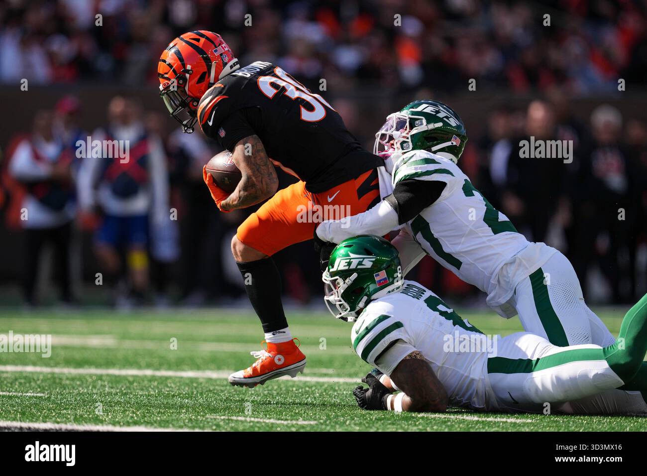 Cincinnati Bengals running back Chase Brown (30) runs for a touchdown ...