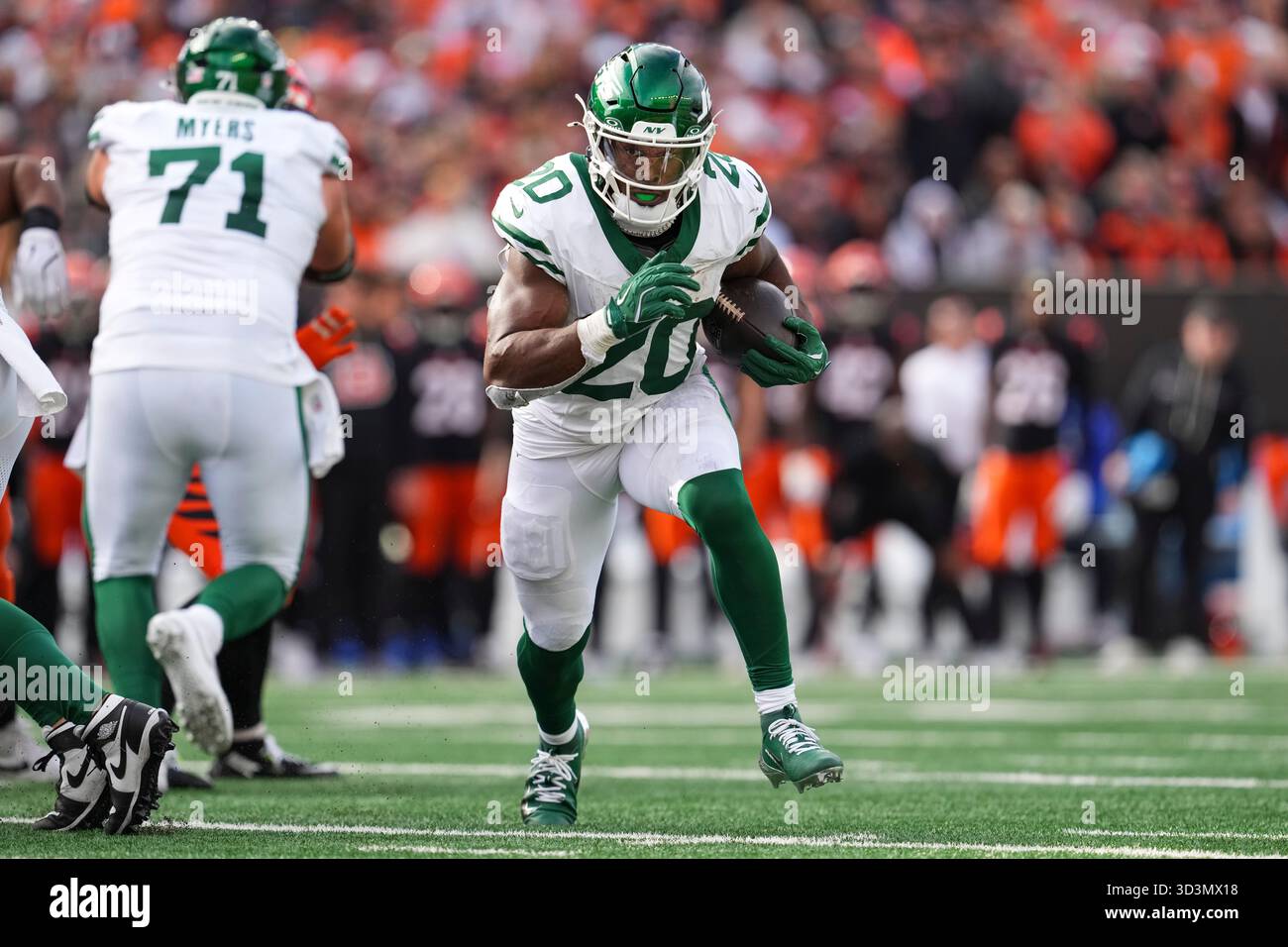 New York Jets running back Breece Hall (20) runs for a touchdown during ...