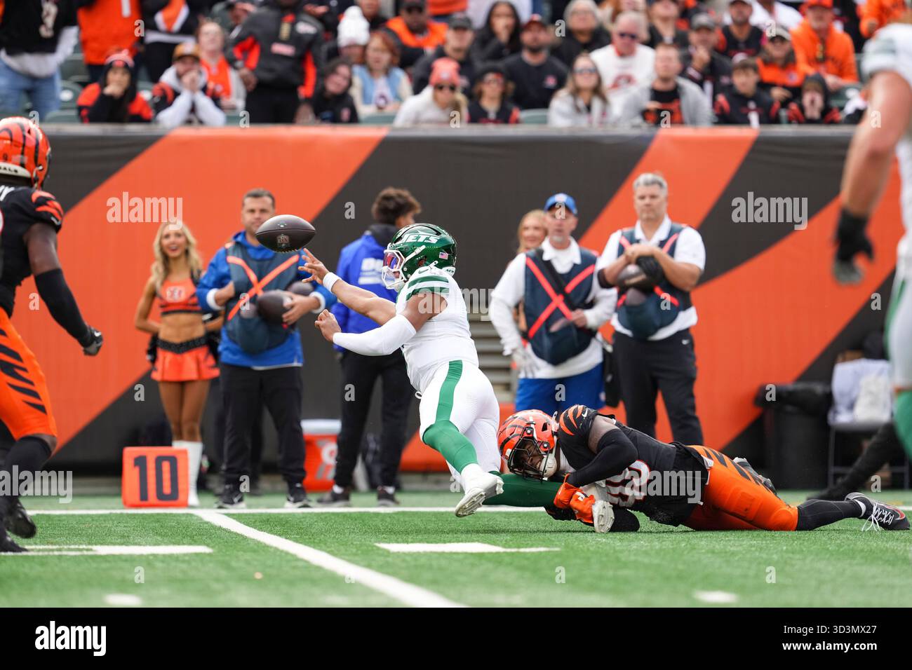 New York Jets quarterback Justin Fields (7) throws a touchdown pass ...