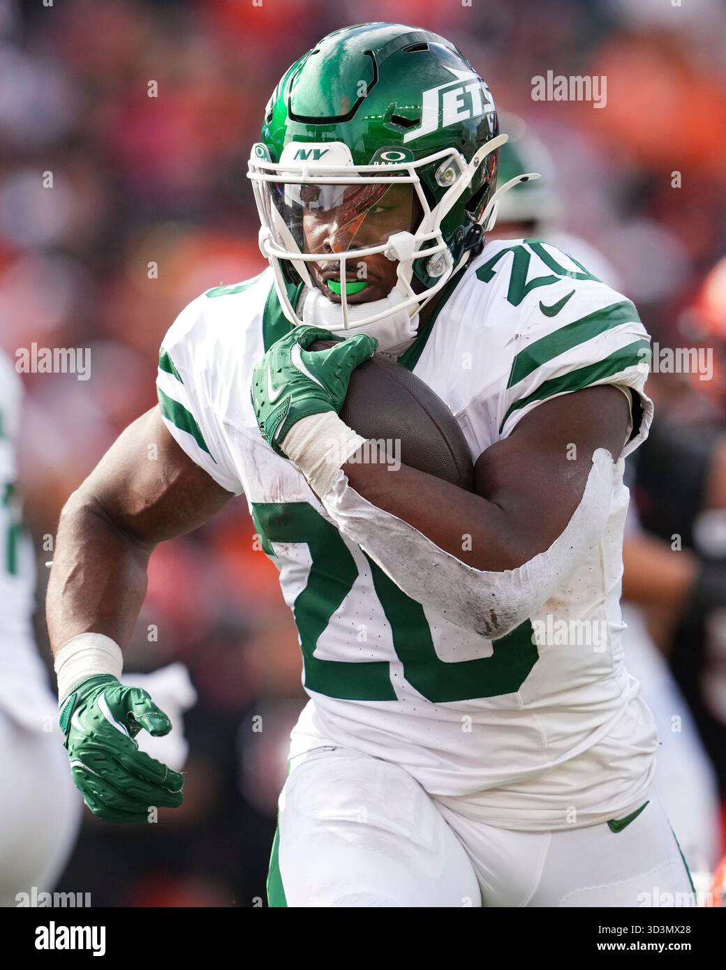 New York Jets running back Breece Hall (20) runs for a touchdown during ...