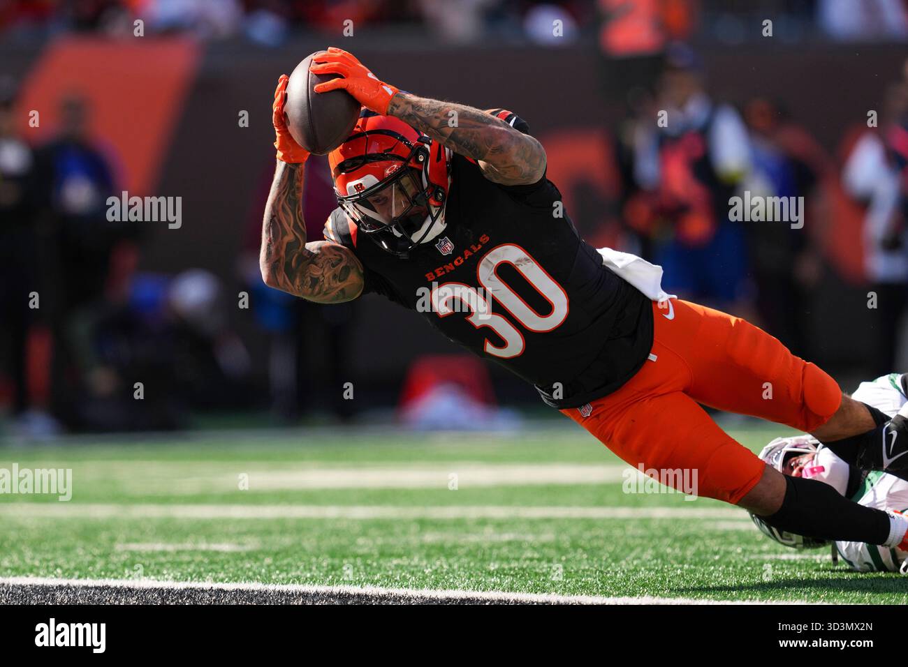 Cincinnati Bengals running back Chase Brown (30) runs for a touchdown ...