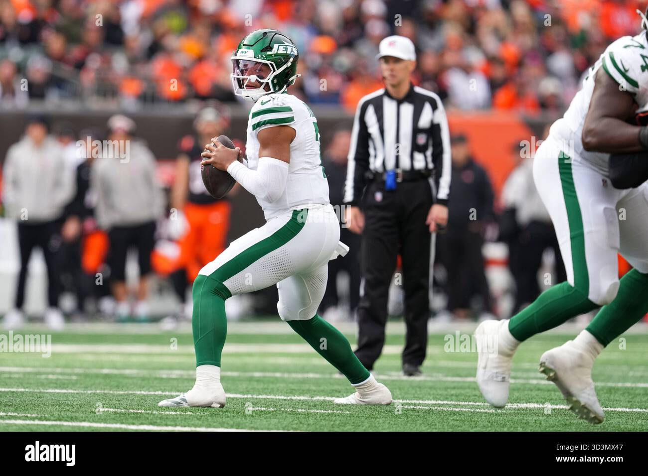 New York Jets quarterback Justin Fields (7) looks to throw during an ...