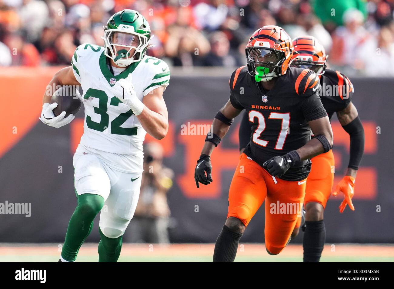 New York Jets running back Isaiah Davis (32) runs during an NFL ...