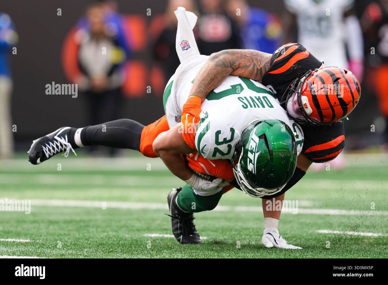 New York Jets running back Isaiah Davis (32) is tackled by Cincinnati ...