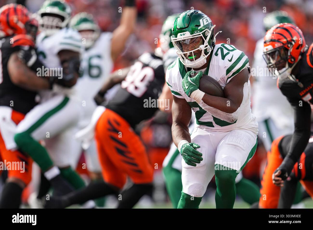 New York Jets running back Breece Hall (20) runs for a touchdown during ...