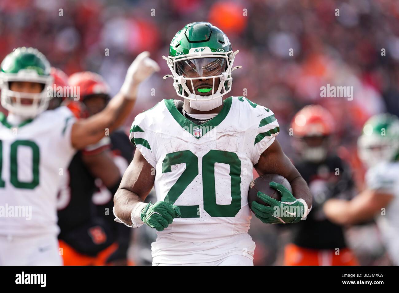 New York Jets running back Breece Hall (20) runs for a touchdown during ...
