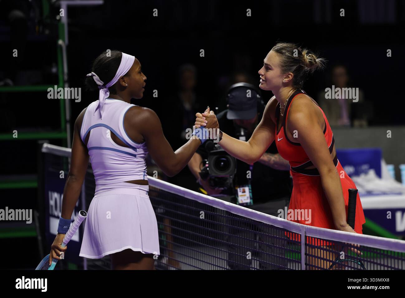 (251107) -- RIYADH, Nov. 7, 2025 (Xinhua) -- Aryna Sabalenka (R) of ...