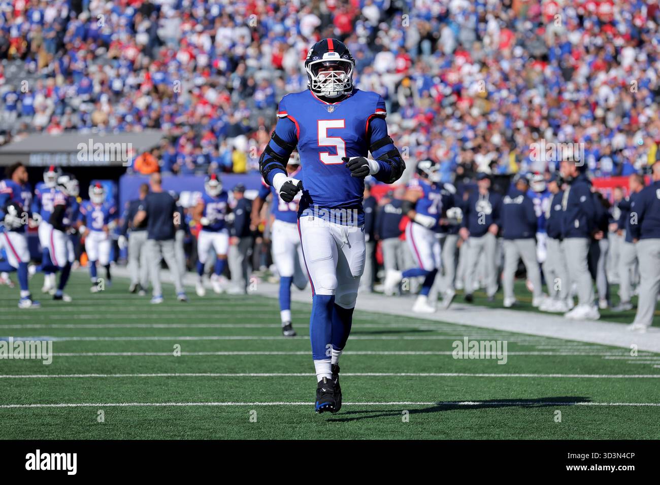 New York Giants linebacker Kayvon Thibodeaux (5) takes the field before ...