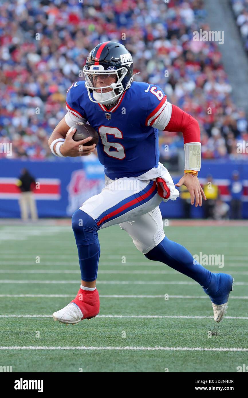 New York Giants quarterback Jaxson Dart (6) runs with the ball for a ...