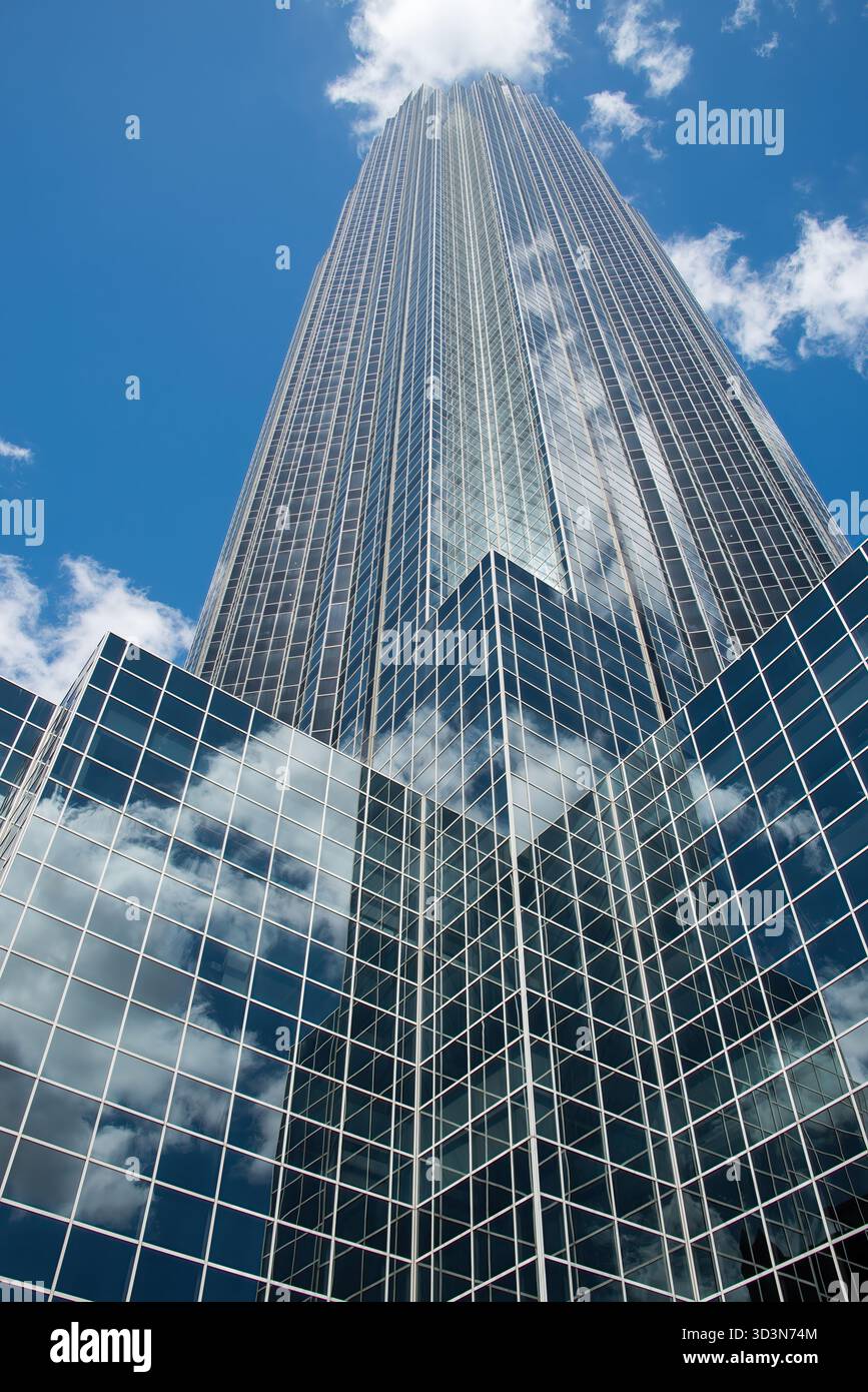 Williams tower modern skyscraper hi-res stock photography and images ...