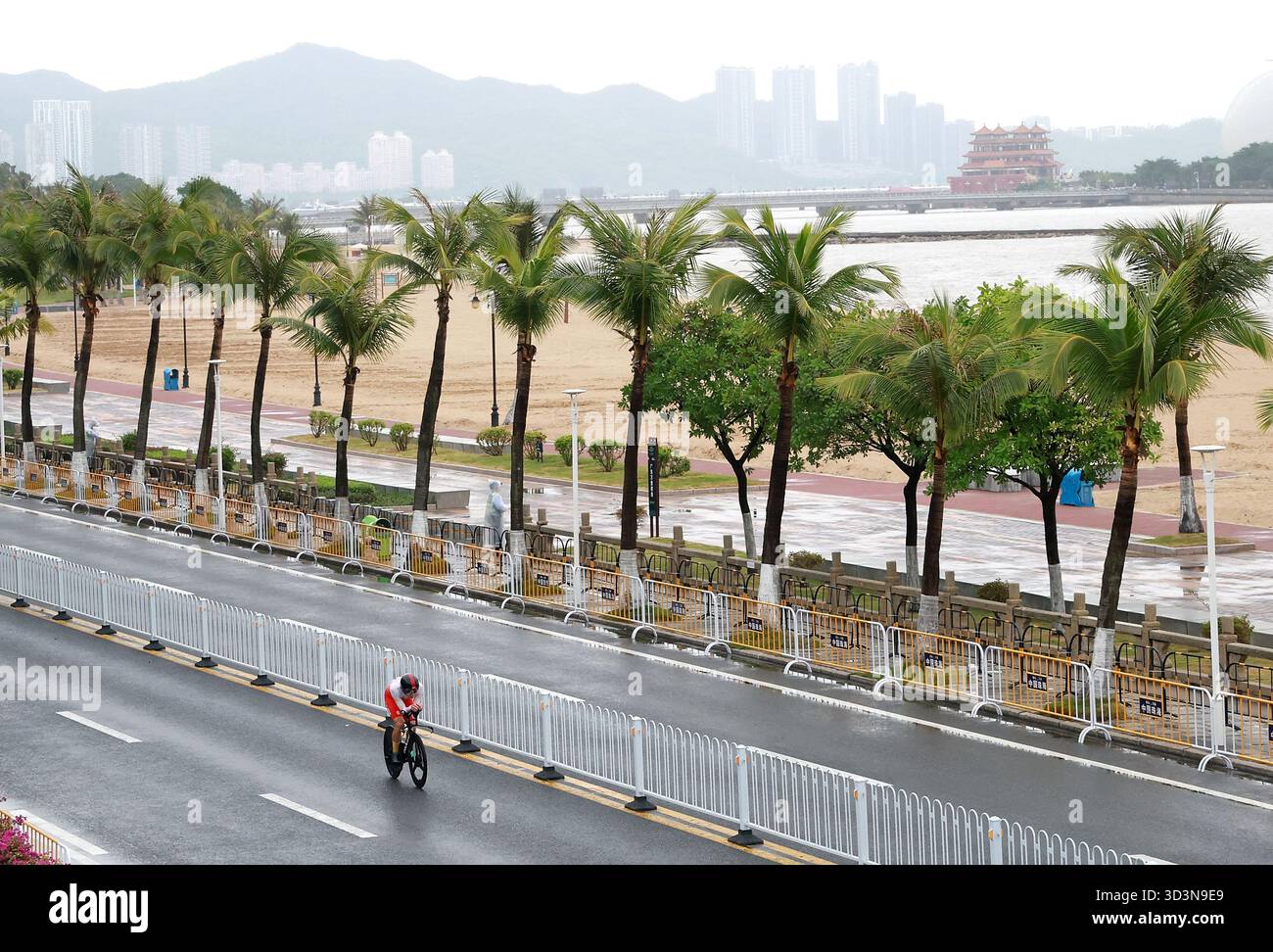 (251107) -- ZHUHAI, Nov. 7, 2025 (Xinhua) -- Xu Changquan of Beijing ...