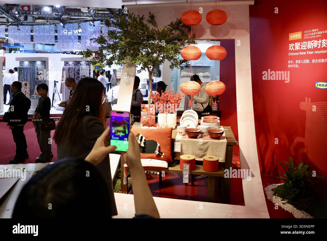 **CHINESE MAINLAND, HONG KONG, MACAU AND TAIWAN OUT** People visit the ...