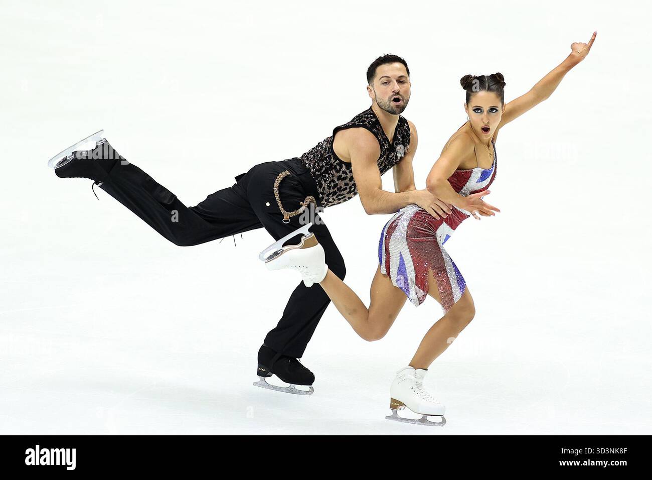 (251107) -- OSAKA, Nov. 7, 2025 (Xinhua) -- Lilah Fear/Lewis Gibson (L ...