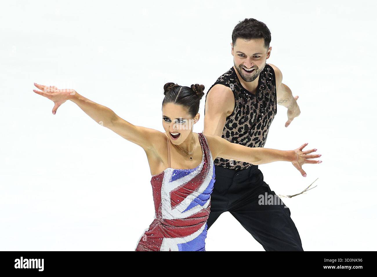 (251107) -- OSAKA, Nov. 7, 2025 (Xinhua) -- Lilah Fear/Lewis Gibson (back) of Britain perform ...