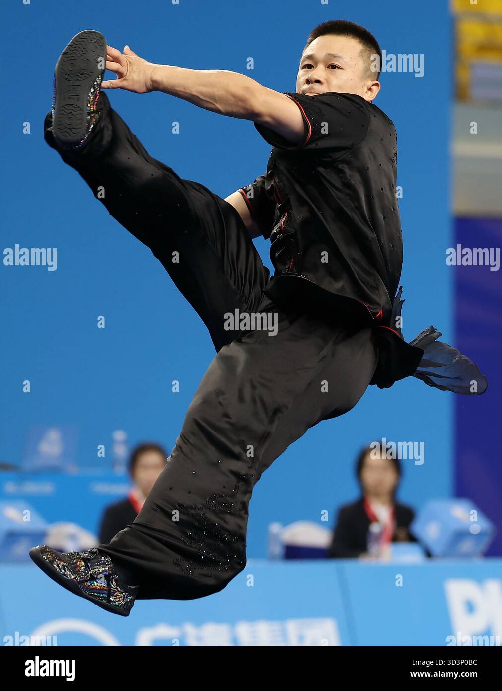 (251107) -- GUANGZHOU, Nov. 7, 2025 (Xinhua) -- Gao Xiaobin of Shanxi ...