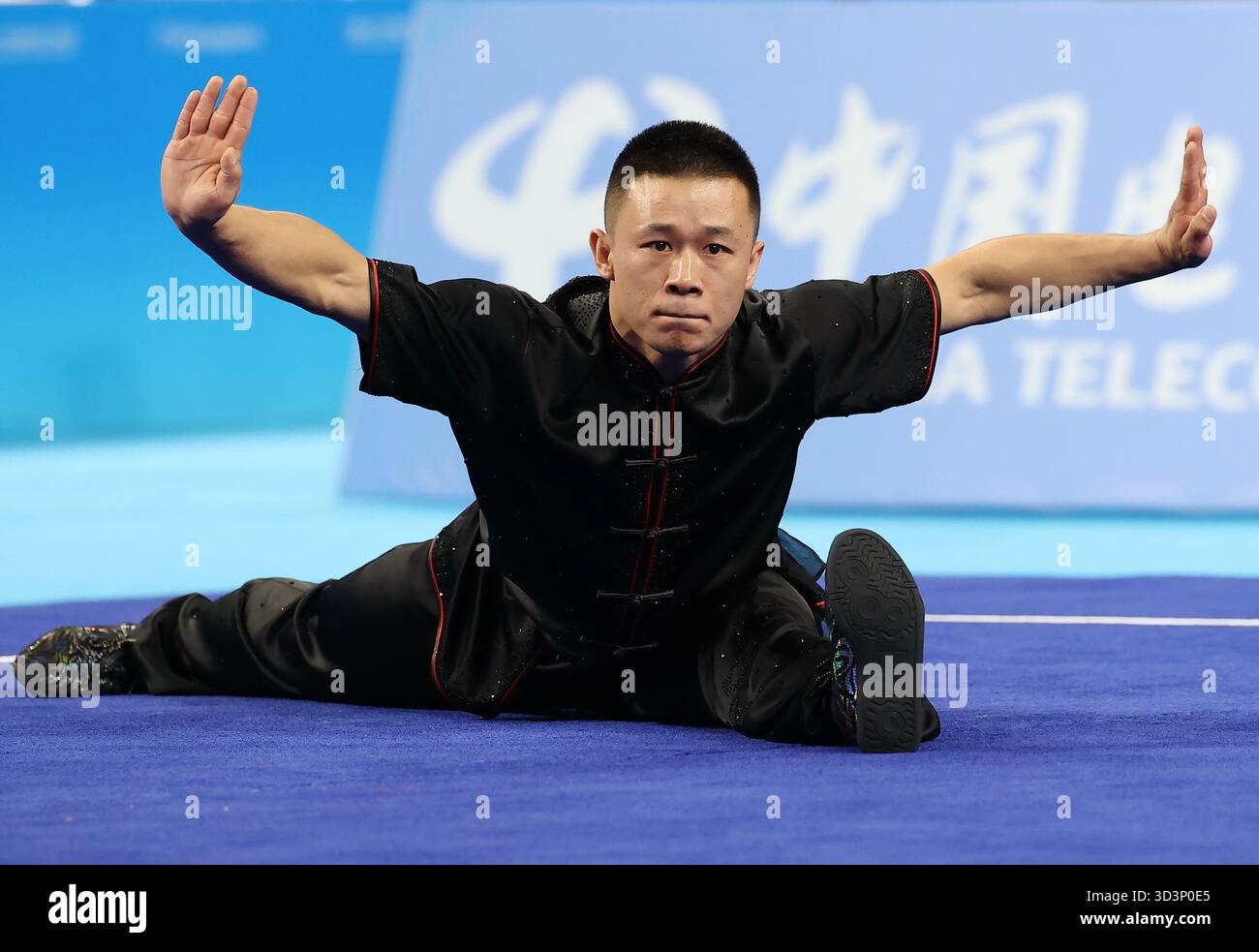 (251107) -- GUANGZHOU, Nov. 7, 2025 (Xinhua) -- Gao Xiaobin of Shanxi ...