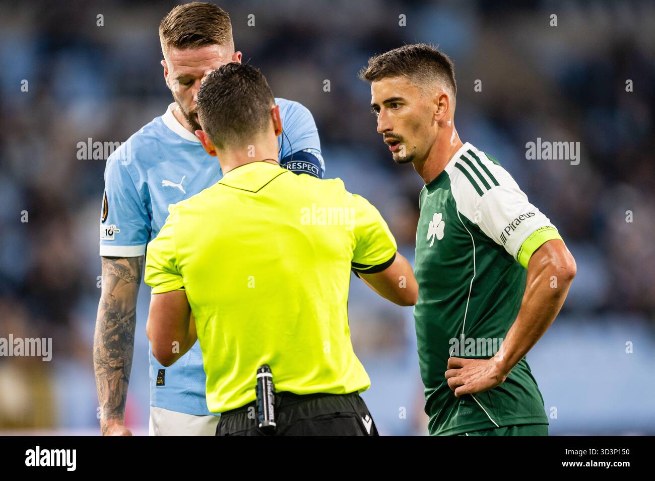 Malmo, Sweden. 06th, November 2025. Referee Nick Walsh seen with Pontus ...