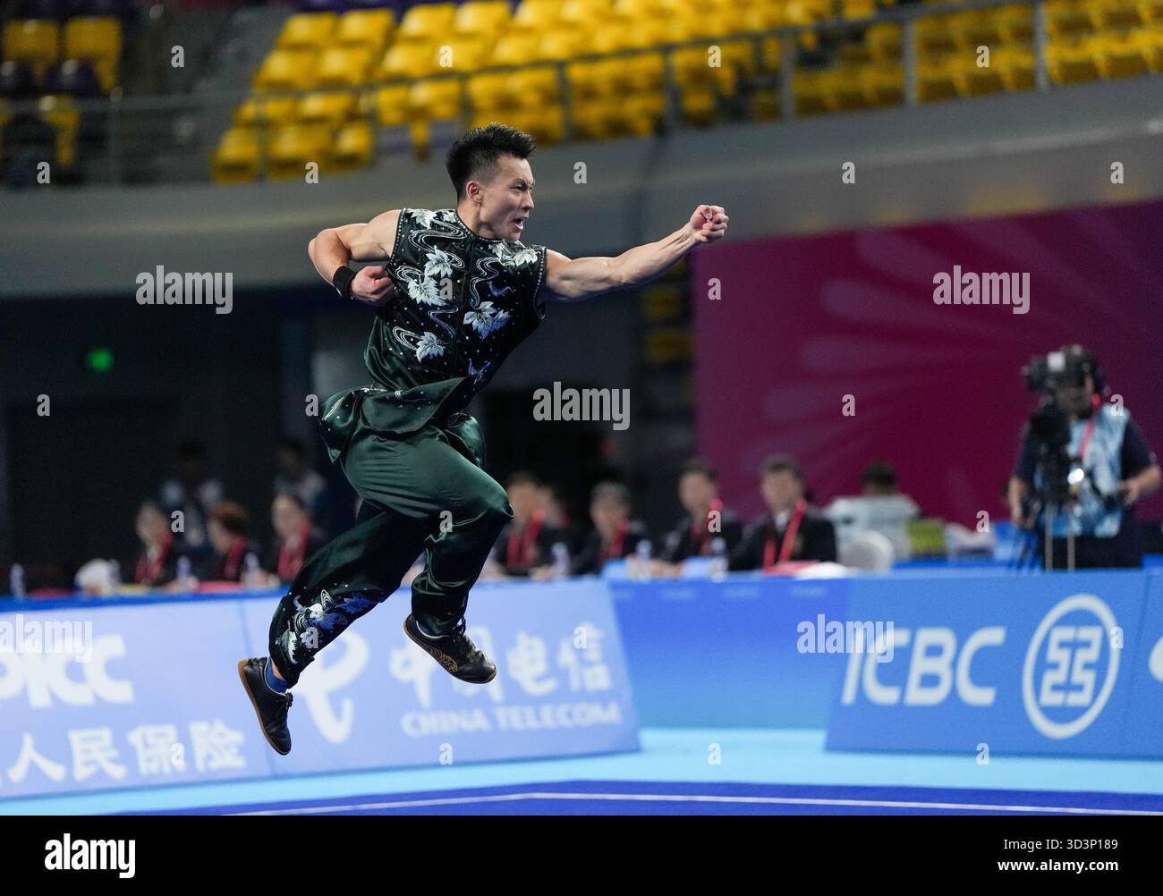 (251107) -- GUANGZHOU, Nov. 7, 2025 (Xinhua) -- Cheng Kaijie of ...