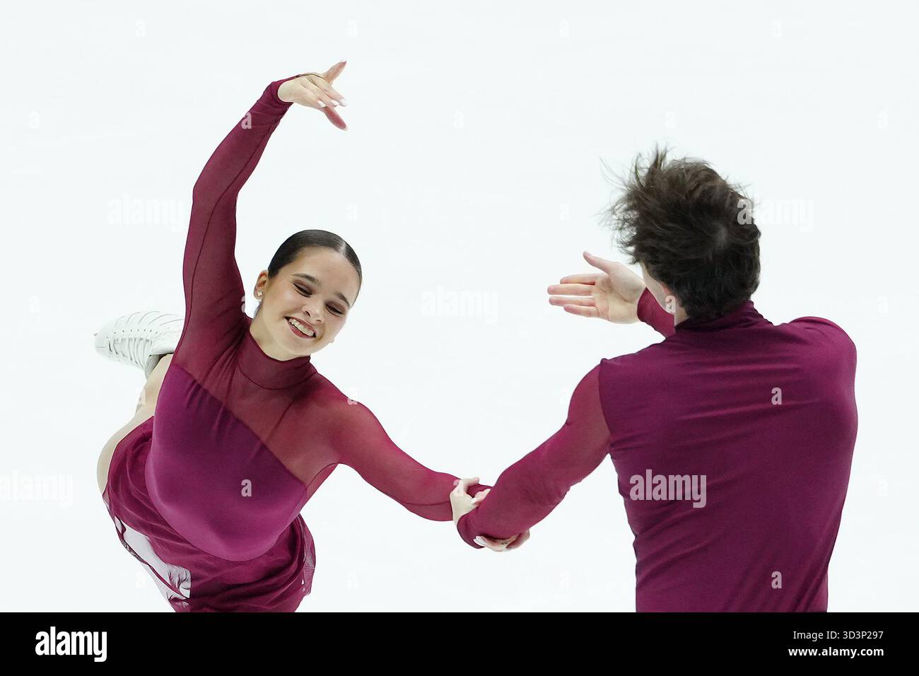 (251107) -- OSAKA, Nov. 7, 2025 (Xinhua) -- Maria Pavlova (L)/Alexei ...