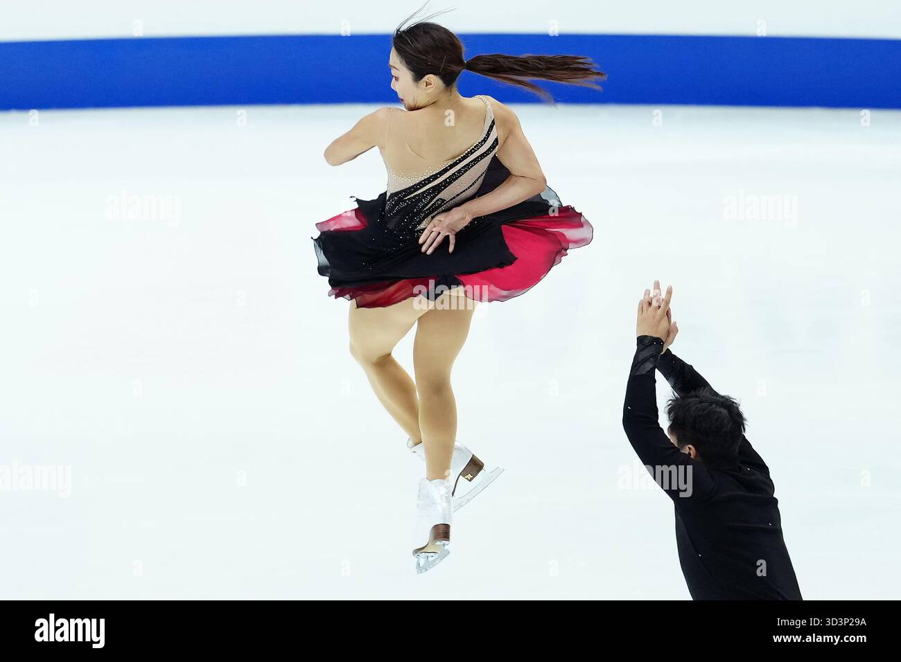 (251107) -- OSAKA, Nov. 7, 2025 (Xinhua) -- Sui Wenjing (L)/Han Cong of ...