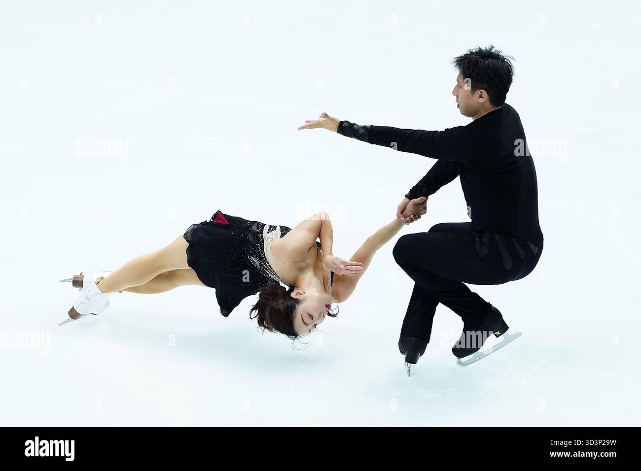 (251107) -- OSAKA, Nov. 7, 2025 (Xinhua) -- Sui Wenjing (L)/Han Cong of ...