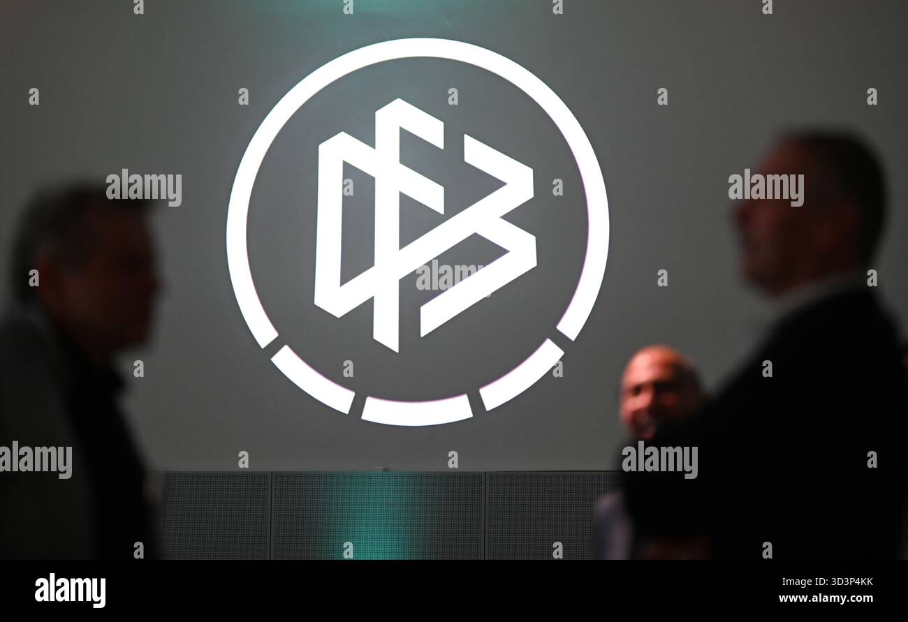 07 November 2025, Hesse, Frankfurt/Main: Delegates stand in front of ...