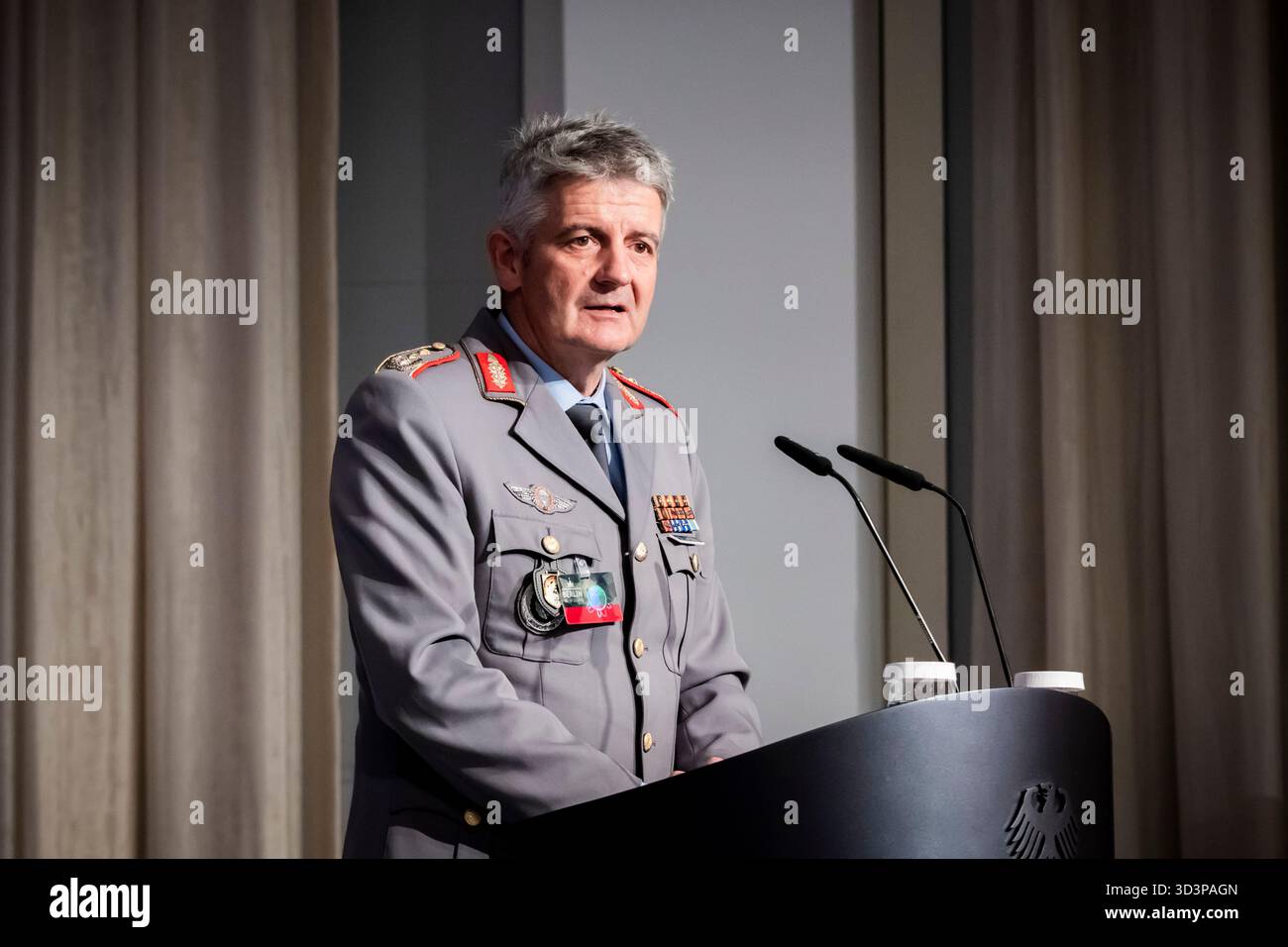 07 November 2025, Berlin: Lieutenant General Alexander Sollfrank ...