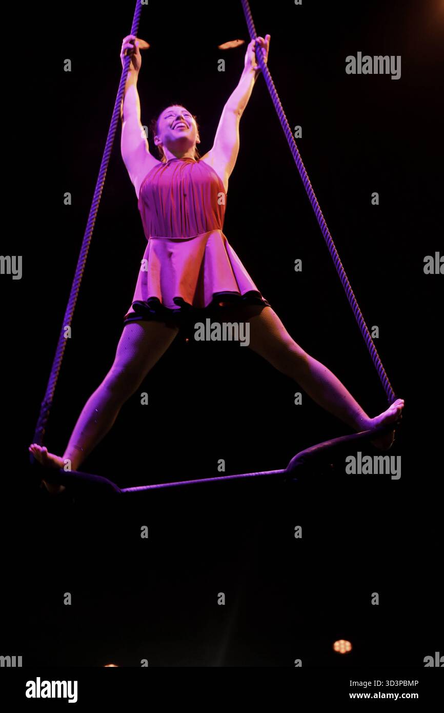 Annika Kraft Trapez Artistin Poesie Muenchen 06.11.2025 Messe Muenchen ...