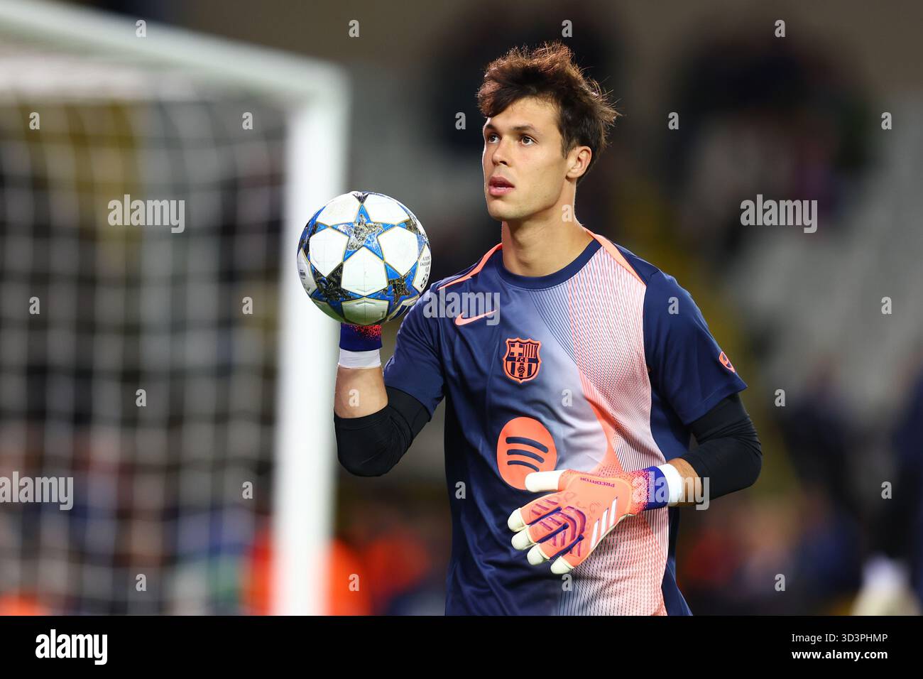 Brugge, Belgium, 5th November 2025. Diego Kochen of Barcelona warms up ...