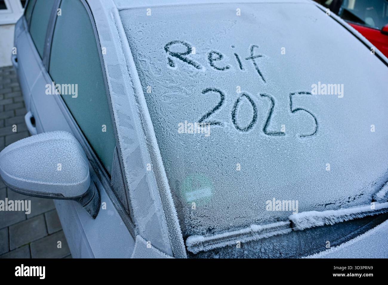Ein Auto ist mit Reif überzogen und nicht fahrbereit, Deutschland ...