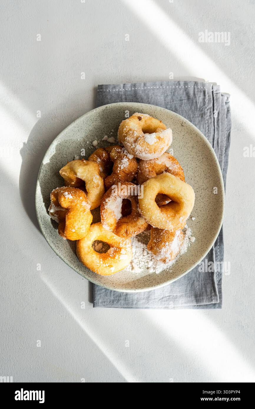 Fluffy homemade donuts dusted powdered hi-res stock photography and ...