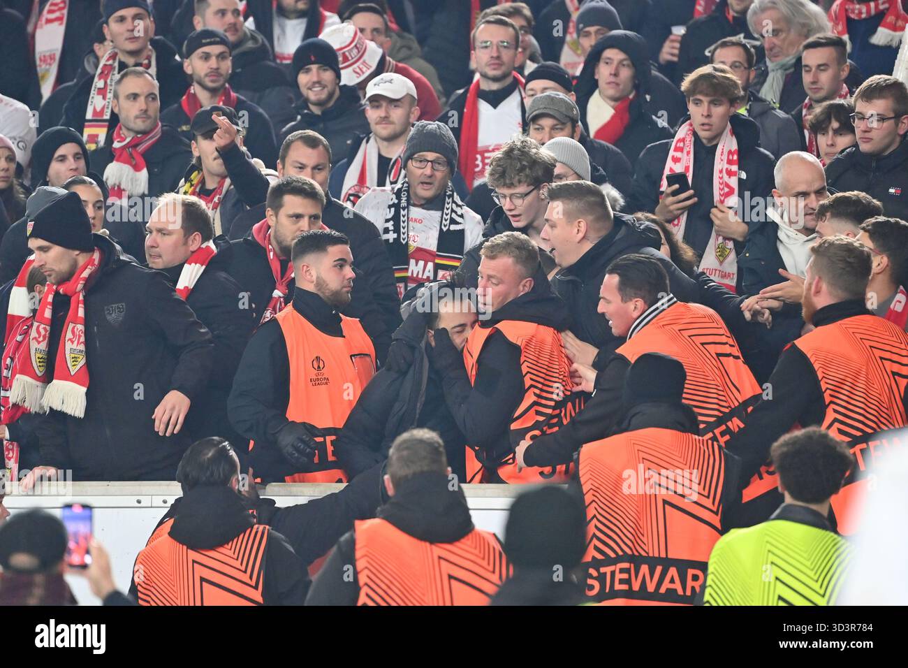 Fan violence, stewards intervene, Rotterdam fans in the Stuttgart fan ...